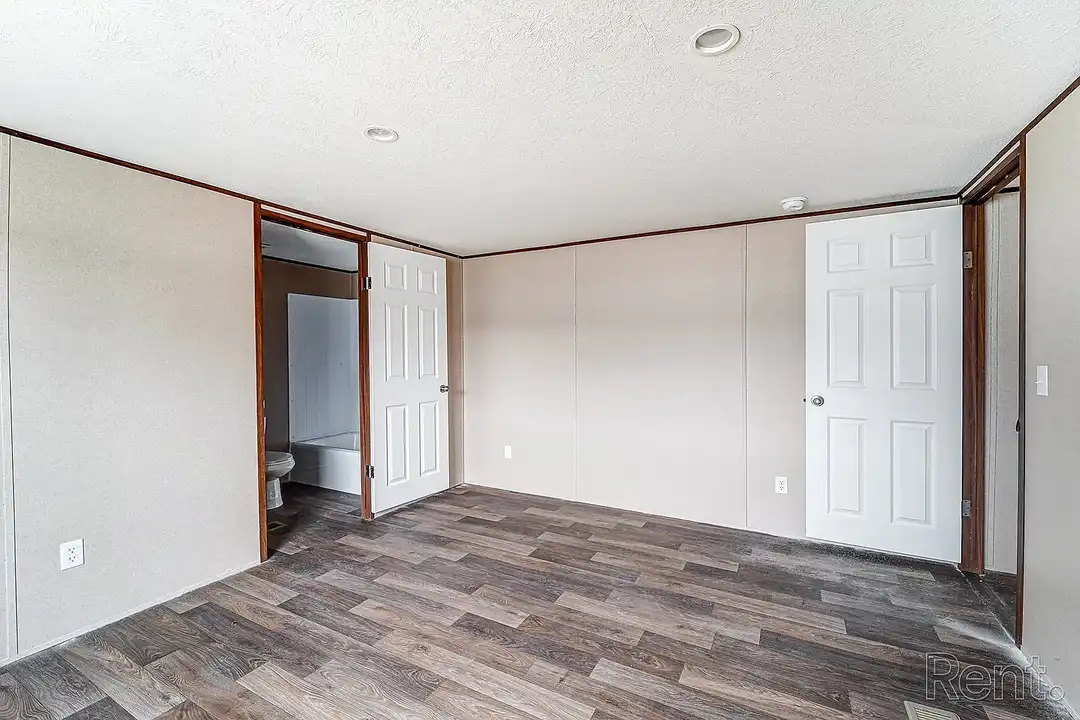 Aztec MHC - 3902 Bluff Rd - Fort Madison, IA | Rent.