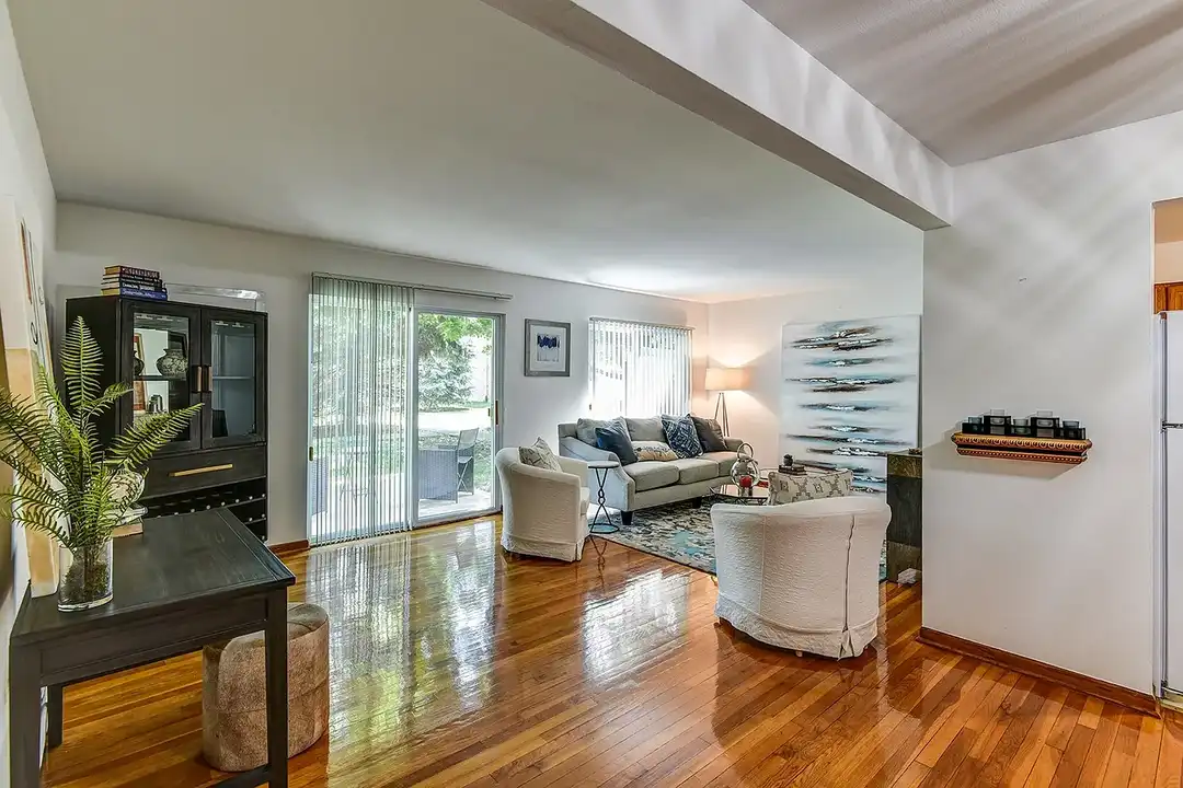 Park Ridge Commons - 9030 Kennedy Dr - Des Plaines, IL | Rent.