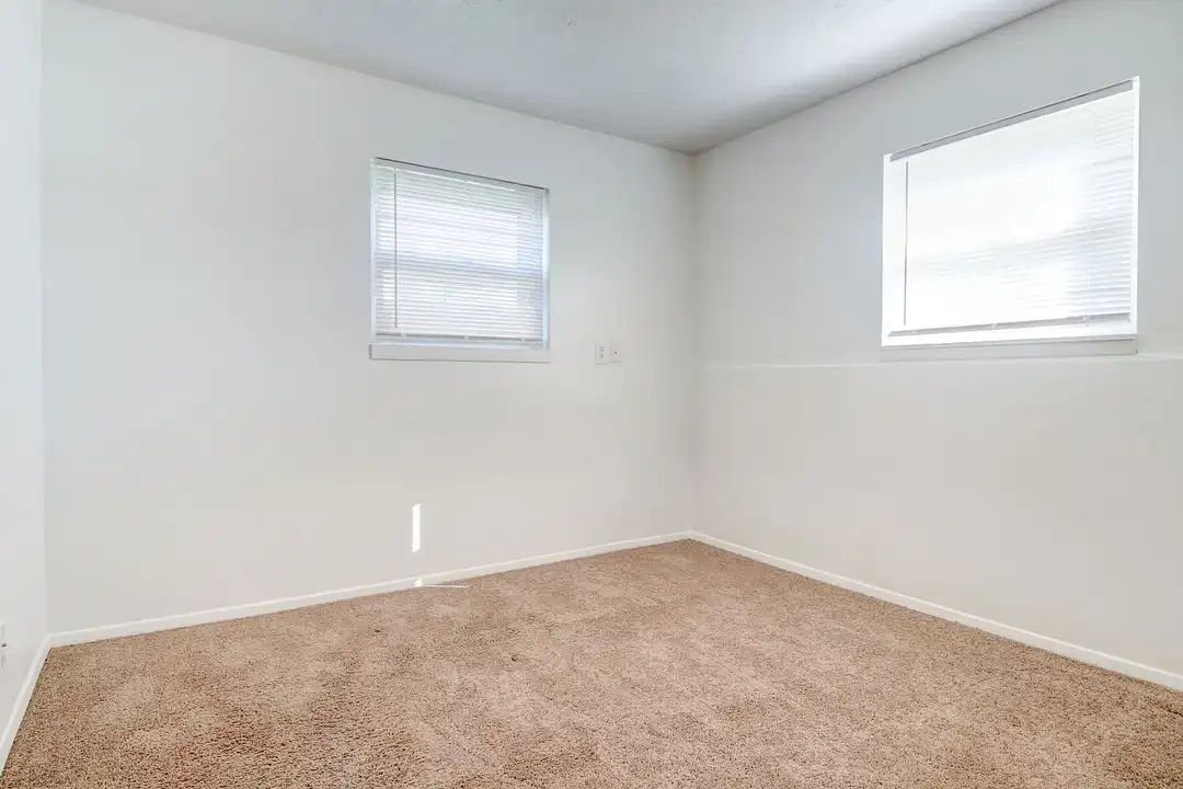 Lakewood Terrace Apartments - 1301 1/2 N Hershey Rd - Bloomington, IL ...