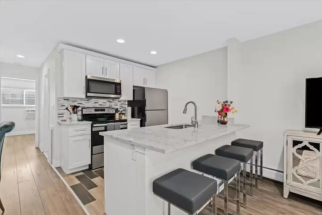 Royal Oak Place Apartments - 2325 W Thirteen Mile Rd - Royal Oak, MI | Rent.