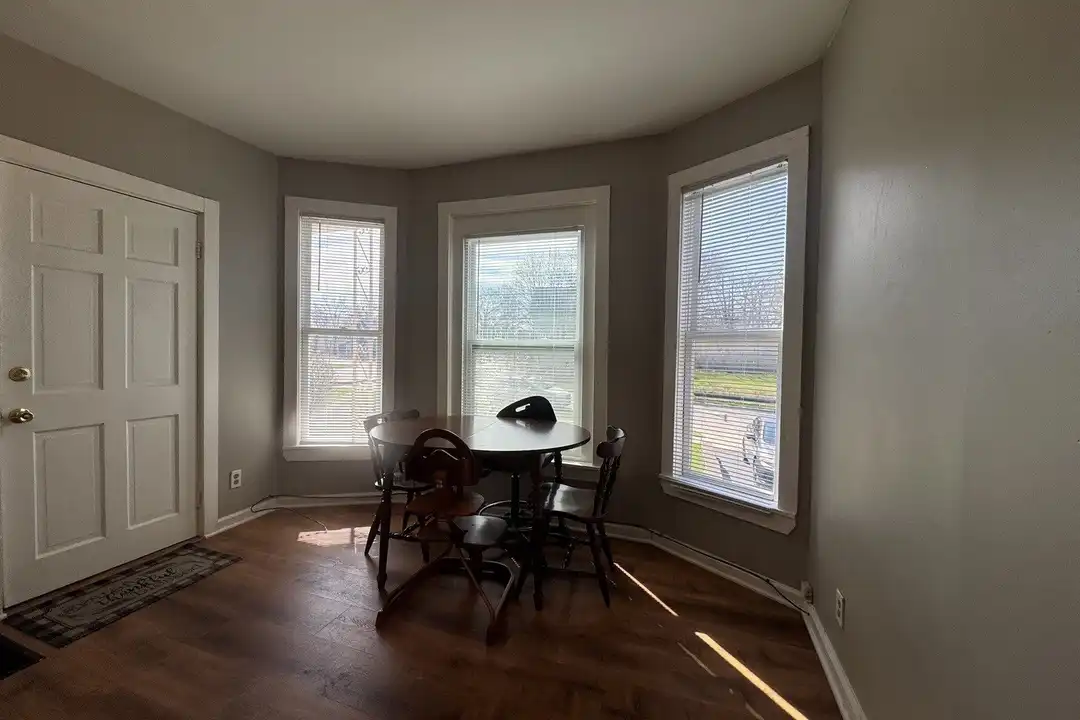 370 Bent St #1 - Elgin, IL | Rent.