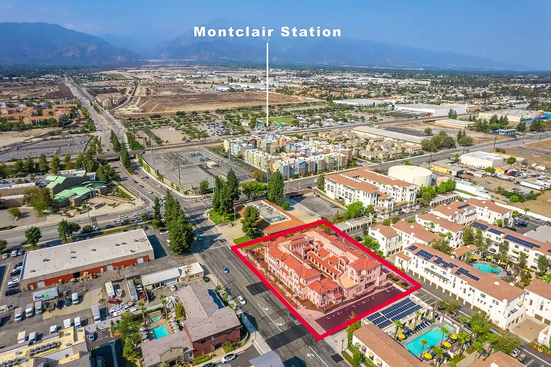 Vista Court - Townhouse Style Luxury Apartment Homes - 8951 Monte Vista ...