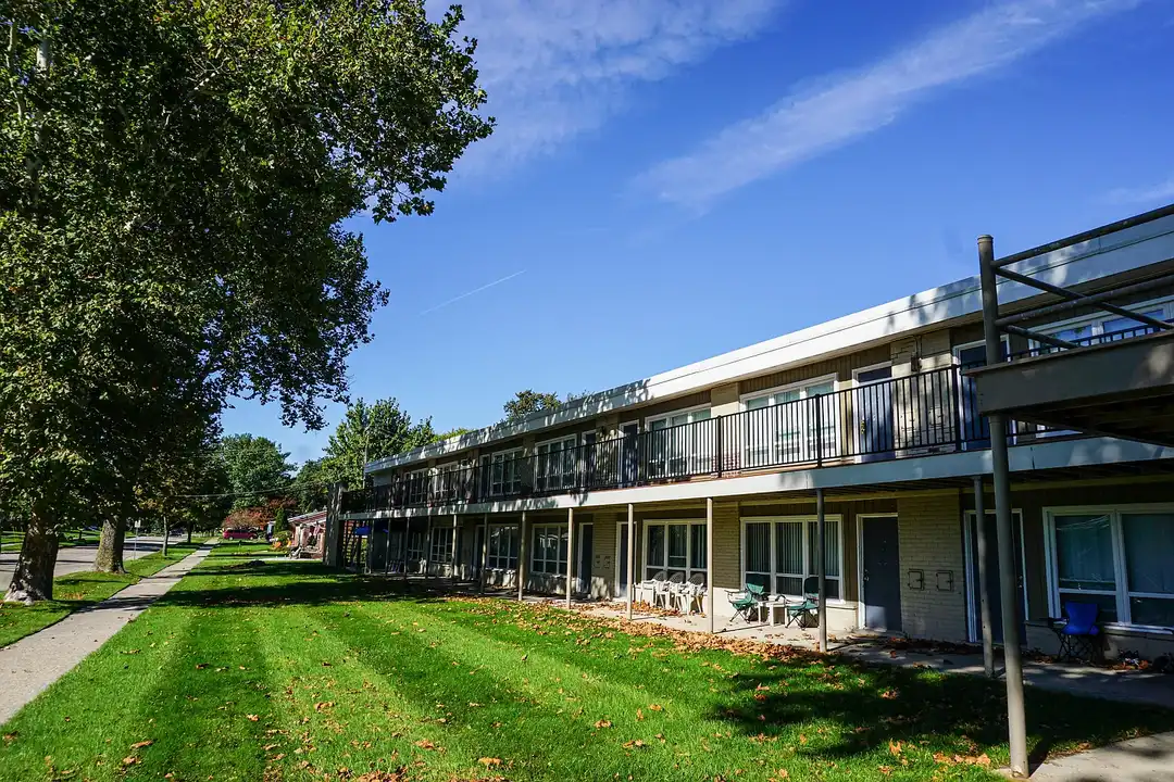 Silverstone Apartments - 5800 Streefkerk Dr - Warren, MI | Rent.