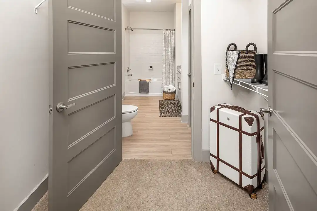 8 Metro Station - 5025 Wembley Central Ln - Charlotte, NC | Rent.