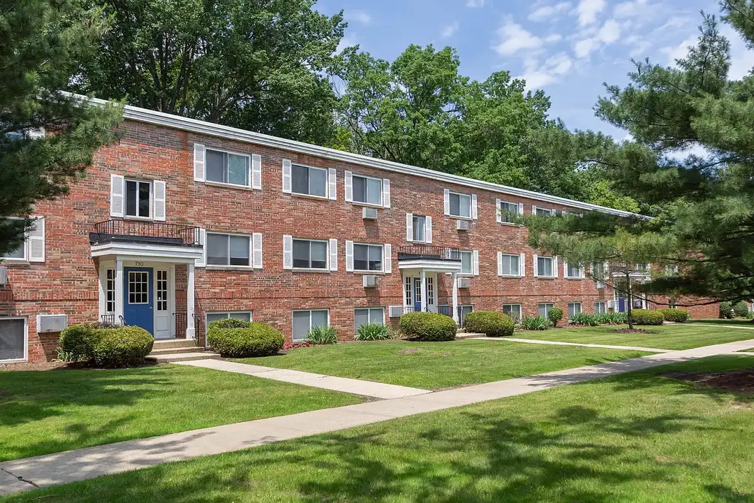 Kensington Club Apartments - 680 Smith Ct - Rocky River, OH | Rent.
