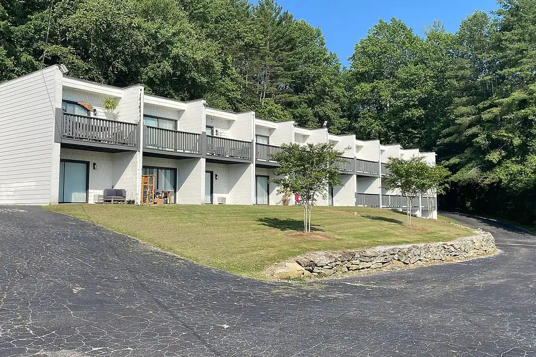 Sky At Dillard - 3 Best Inn Way - Dillard, GA | Rent.