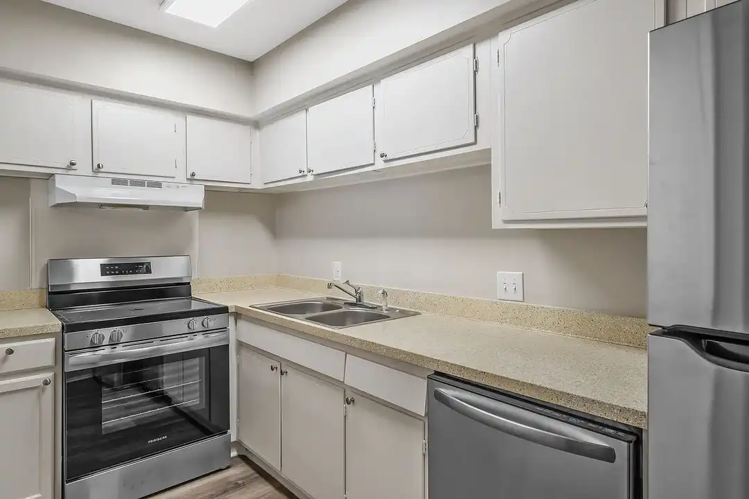 Barclay Apartments - 3301 S Broadway Ave - Tyler, TX | Rent.