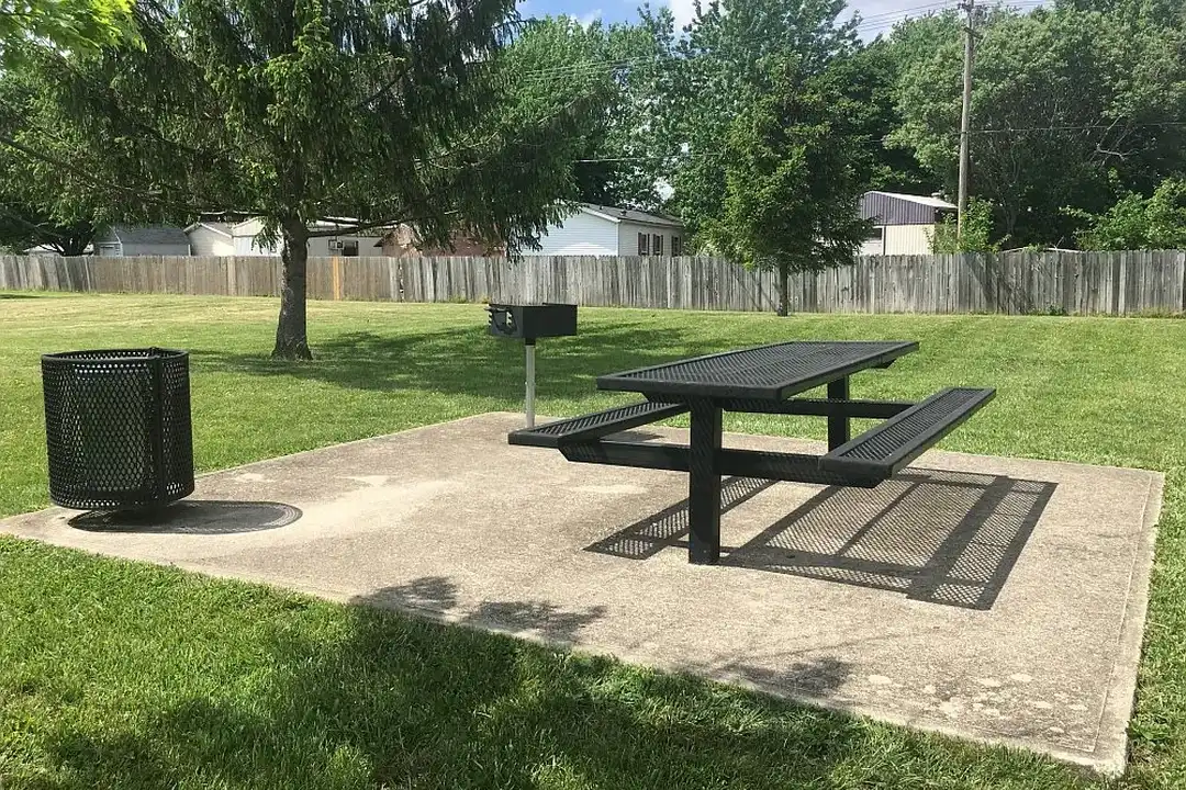 Falcon Way Townhomes - 909 N Maplewood Dr - Rantoul, IL | Rent.