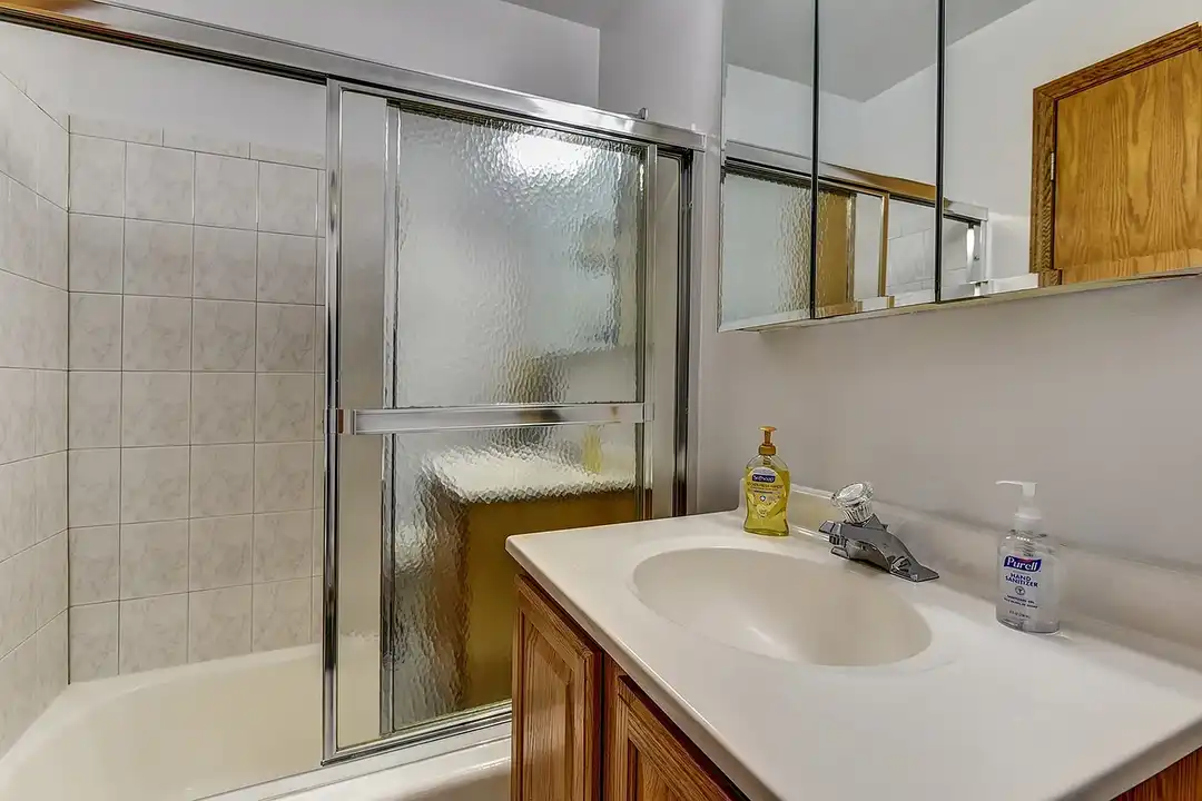 Park Ridge Commons - 9030 Kennedy Dr - Des Plaines, IL | Rent.