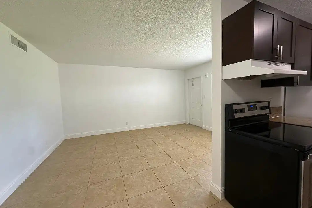 Renee Apartments LLC - 2900 NE 17th Ave - Pompano Beach, FL | Rent.