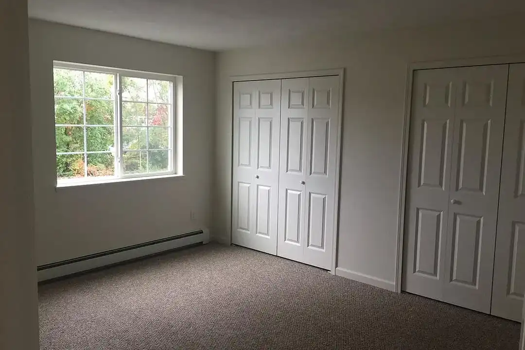 Old Liverpool Point - 706 Old Liverpool Rd - Liverpool, NY | Rent.