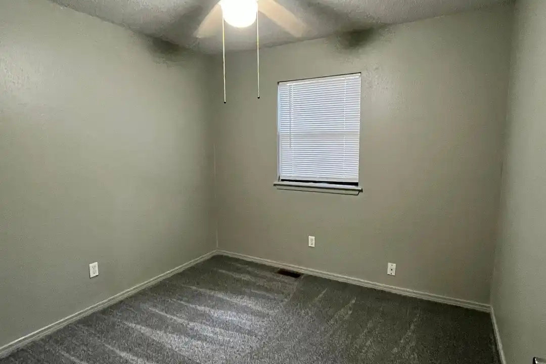 141 E Juniper Ln - Mustang, OK | Rent.