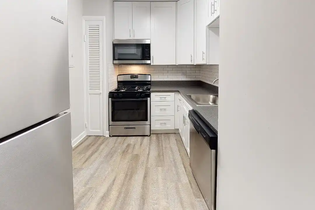 Alister Arlington Ridge - 2400 S Glebe Rd - Arlington, VA | Rent.