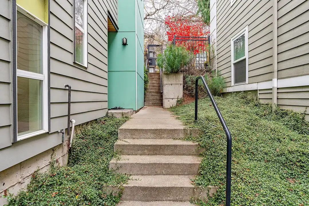 Videre - Courtyard Studios on Cap Hill! - 216 23rd Ave E - Seattle, WA | Rent.
