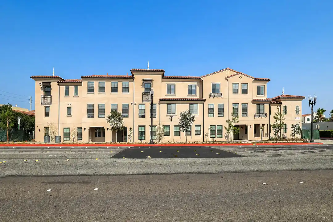 Vista Court - Townhouse Style Luxury Apartment Homes - 8951 Monte Vista ...