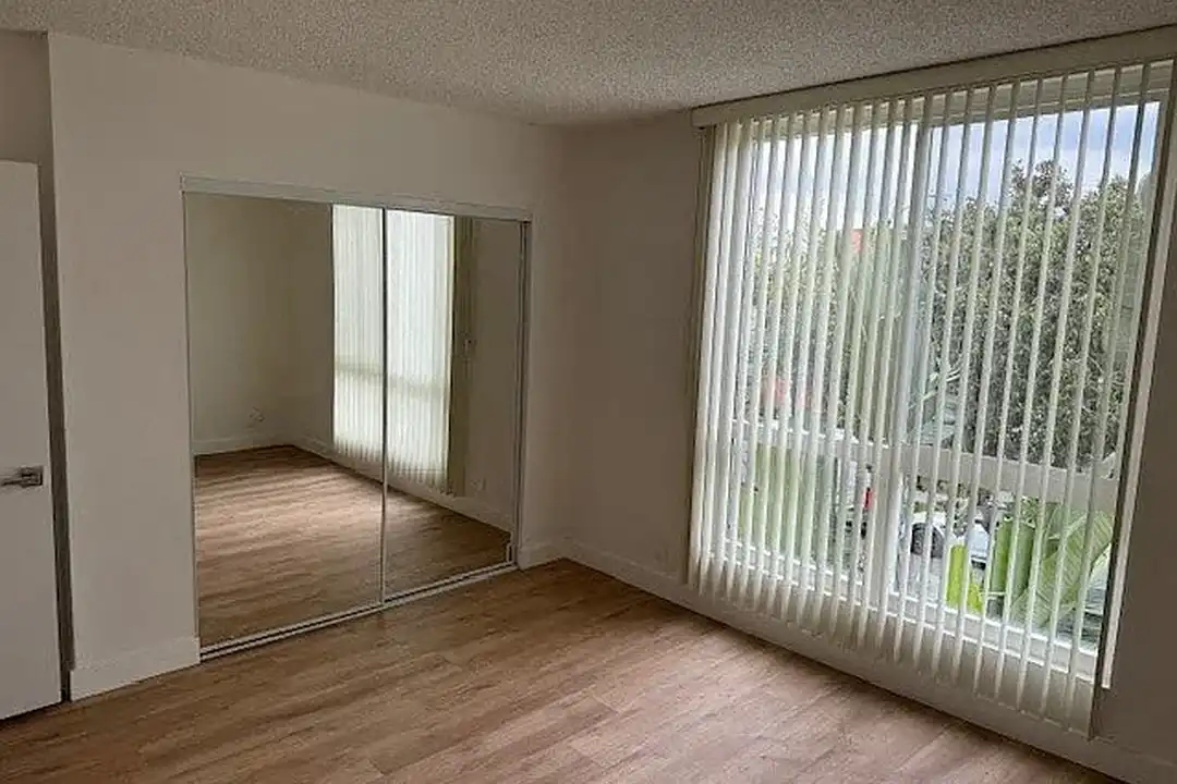 Kings Road Towers - 520 N Kings Rd - West Hollywood, CA | Rent.