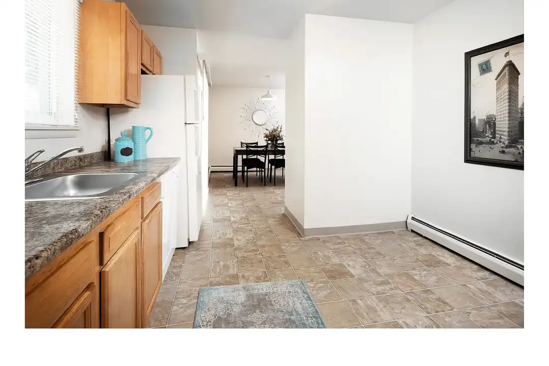 Windsor Crossing - 40 Barry Cir - Bloomfield, CT | Rent.